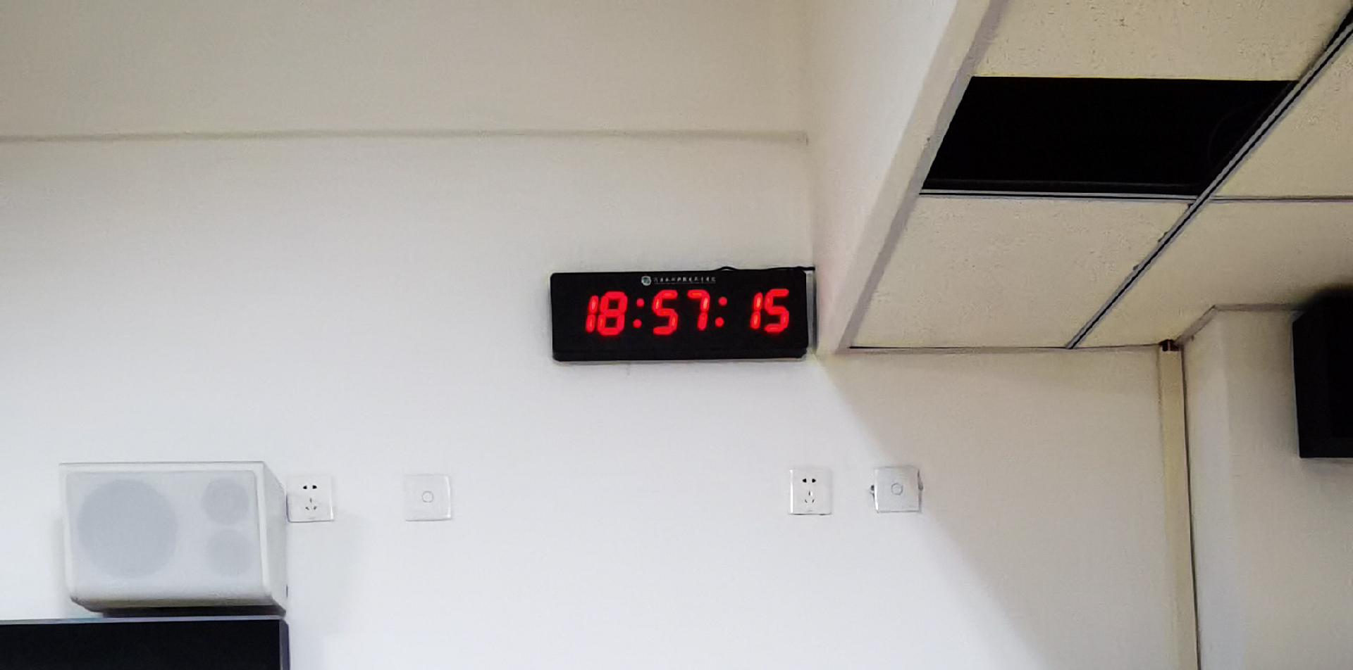 4g网络时钟助力河南某职院智慧教室项目 公司新闻 西安伟洲电子科技有限公司 时钟系统，gps时钟服务器，ntp时间服务器，网络同步时钟，卫星时钟设备，北斗卫星时钟，网络时间服务器，数字时钟